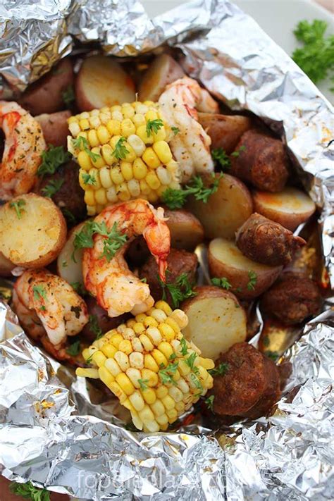 Креветки с картофелем, кукурузой и колбасками, запеченные в фольге по ...