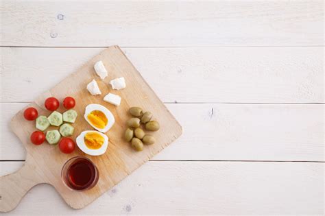 차와 터키 올리브 계란 치즈 토마토와 오이의 지중해 아침 식사는 흰색 자연 배경에 밝은 나무 트레이에 상단에서 보기 0명에 대한 스톡 사진 및 기타 이미지 Istock