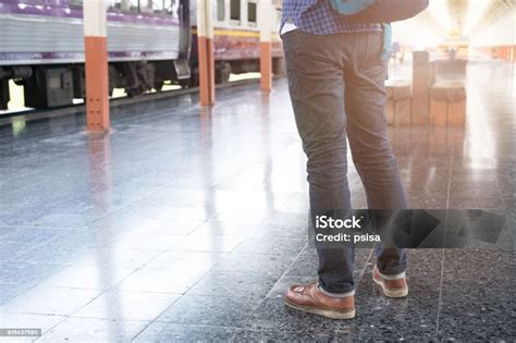 아시아 배낭 기차 역 플랫폼에 서 있는 남자 배낭 또는 여행자 기차를 기다리는입니다 여행 여행 여행 컨셉 가방에 대한 스톡 사진 및 기타 이미지 Istock