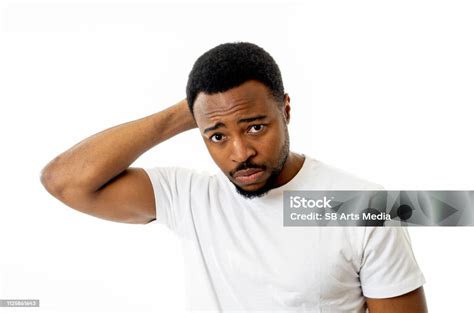 슬 프 고 우울 인간의 감정 얼굴 표정 및 우울증 개념에 불쾌 한 통증과 우울증 느낌 슬픔 고통 매력적인 남자의 초상화 회색 파란색 배경에 고립 감정에 대한 스톡 사진 및