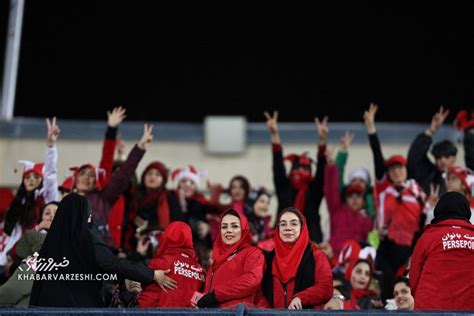 تیپ دختران هوادار پرسپولیس در سرمای آزادی عکس