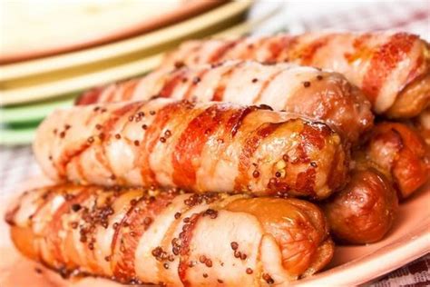 Сосиски в беконе