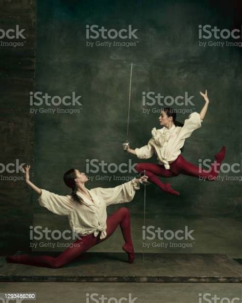 두 명의 젊은 여성 발레 댄서들이 칼을 들고 결투를 하고 있습니다 발레와 현대 안무 컨셉 크리에이티브 아트 사진 18 19세에 대한 스톡 사진 및 기타 이미지 Istock