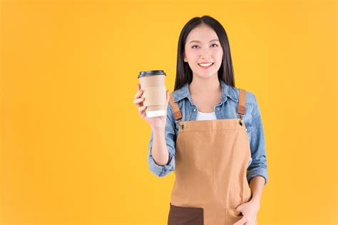 예쁜 아시아 여성 스마일 커피 프리랜서 오픈 커피 숍 쇼 선물과 커피 종이 컵 중소 기업 및 시작 개념 노란색 배경에 포잉 25 29세에 대한 스톡 사진 및 기타 이미지