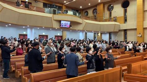 하나님은 너를 지키시는자 너의 우편의 그늘 되시니 낮의 해와 밤의 달도 너를 해치 못하리 하나님은 너를 지키시는자 너의 환란을 면케하시니 그가 너를 지키시리라 너의 출입을