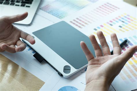 컴퓨터와 색상 견본 작업 젊은 그래픽 디자이너 현대 사무실에서 스타일러스 펜과 디지털 태블릿을 사용 하 여 창조적인 사람 작업