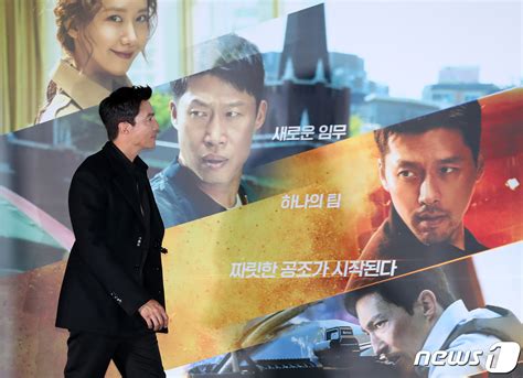 다니엘 헤니 공조2 포스터 보며 입장 네이트 연예