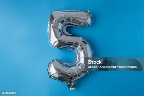 5 5개의 금속 풍선이 파란색 배경에 분리되어 있다 인사말 카드 은박 풍선 번호 생일 축하 휴일 개념입니다 텍스트를 위한 공간을 복사합니다 축하 파티 축하 Film