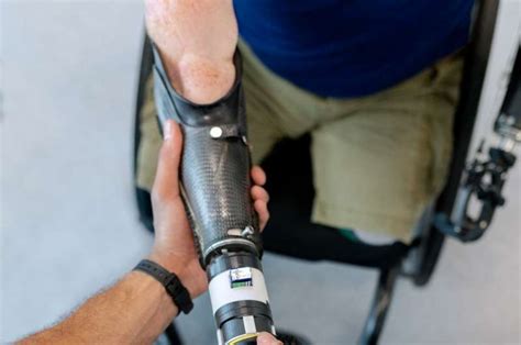 A System To Control Robotic Arms Based On Augmented Reality And A Brain Computer Interface