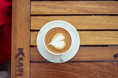 거품 따뜻한 음료 라떼 라떼 아트 레스토랑 설정 모닝 커피 모던 다이닝 모양 모카 목조 테이블 미식가 커피 바그다드 바그다드 도심 바그다드 주