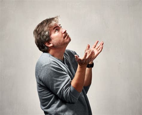 Hombre Sumiso Foto De Archivo Imagen De Maduro Ruegue 93837976