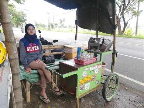 Banyak Penjual Berparas Cantik Es Tebu Mertex Jadi Penyegar Mata Dan Dahaga Lentera Inspiratif