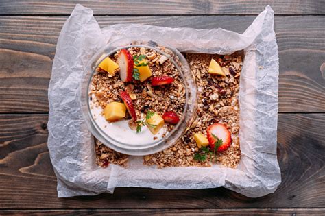 오트밀 제공 낮은지방 질을 포함 하 여 유리 컵에 요구르트 신선한 딸기 및 절단된 망고에 대 한 새로 고침 하루 0명에 대한 스톡 사진 및 기타 이미지 Istock