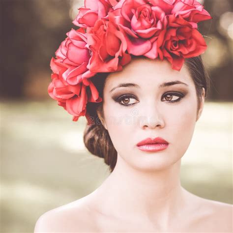 Mujer Japonesa Hermosa Joven Con Las Flores Rosadas Y Rojas Foto De