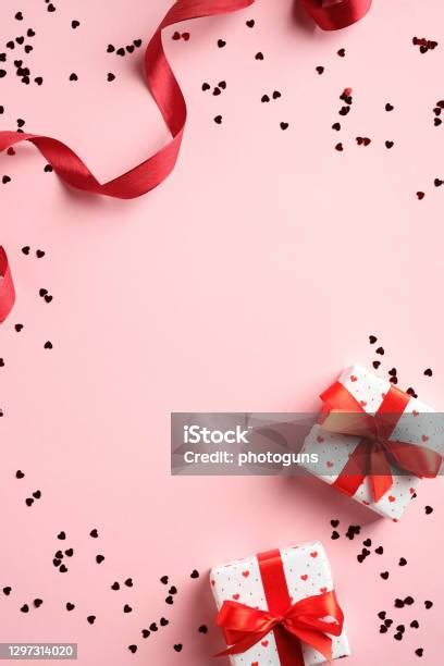 선물 빨간 리본 분홍색 배경색색종이가 있는 발렌타인 데이 카드 템플릿 평평한 평지 상단 보기 복사 공간 발렌타인 카드에 대한 스톡 사진 및 기타 이미지 Istock