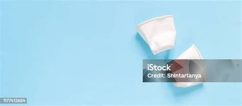 플라스틱 기구 안경 포크 파란색 배경에 숟가락 평평한 누워의 집합입니다 플라스틱 폐기물 재활용의 개념 수집 생태 환경 관리 배너 0명에 대한 스톡 사진 및 기타 이미지