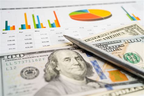 그래프 용지에 미국 달러 지폐 금융 개발 은행 계좌 통계 투자 경제 증권 거래소 거래 비즈니스 개념 경제에 대한 스톡 사진 및