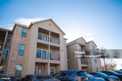 화창한 겨울 구름 푸른 하늘 아래 학생 기숙사 복층 대학 아파트 단지 입구에 야외 주차장 텍사스 주 댈러스 캠퍼스 내 주택 기숙사 기숙사 교육 대학원 0명에 대한 스톡 사진