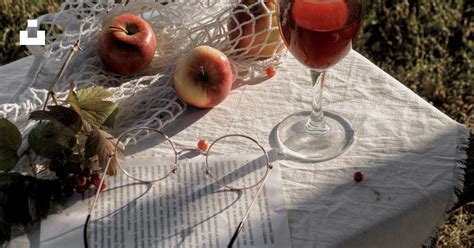 테이블 위의 사과 과일 3 개 근처에 레드 와인 한 잔 사진 Unsplash의 무료 포도주 이미지