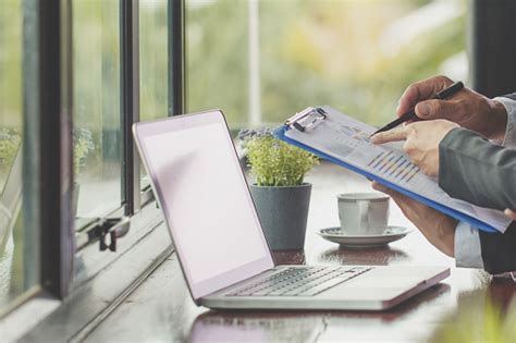 소득 차트 및 그래프를 분석 하는 비즈니스 팀 닫습니다 비즈니스 분석 및 전략 개념입니다 개념에 대한 스톡 사진 및 기타 이미지 Istock