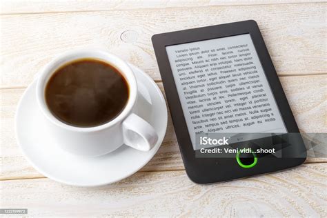 흰색 나무 테이블에 뜨거운 커피 한 잔 근처 전자 책 리더의 화면에 공간을 복사합니다 즐거움과 교육을위한 전자 독서 0명에 대한 스톡 사진 및 기타 이미지 Istock