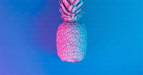 생동감 넘치는 대담한 그라데이션 홀로그램 네온 색상의 파인애플 컨셉 아트 최소한의 초현실주의 배경 사진 Unsplash의 열대 과일 이미지