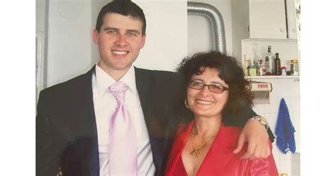 Майката на Ивелин Михайлов Йорданка не може да осъзнае че синът е милионер и влиятелен но