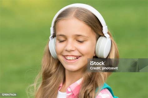 걷는 동안 음악을 듣습니다 음악을 듣는 소녀 헤드폰 교육 팟 캐스트 아이 소녀는 음악을 즐길 수 있습니다 즐거운 시간 어린이