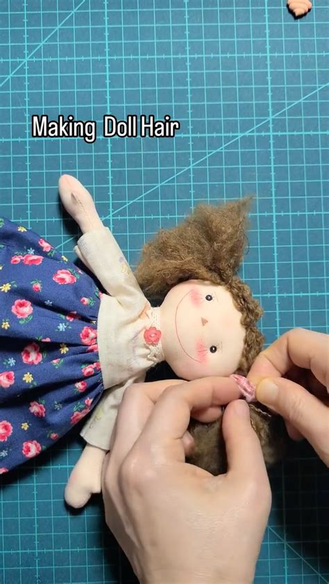 Myquiltfriends 남색 꽃무늬 치마를 입은 인형입니다 개구쟁이 같은 아이를 만들고 싶어서 한번 만들어봤어요 머리카락은 브라운색 링구사를 풀어서 만들었더니