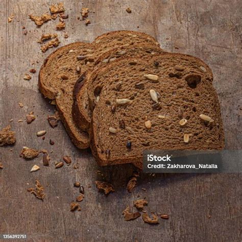 나무 배경에 고립 된 슬라이스 빵 신선한 통곡물 빵 슬라이스가 닫힙습니다 베이커리 전통적인 음식 개념 맨 위 보기n 갈색에 대한