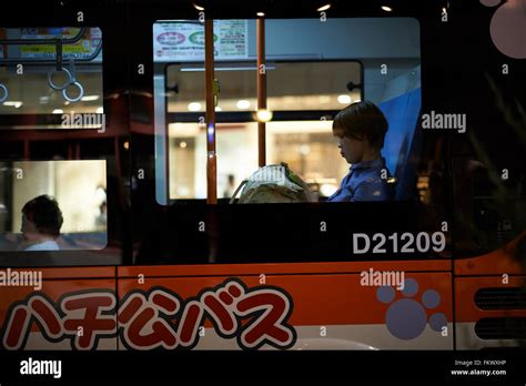 Jovencita japonesa sentada en un autobús en Tokio Fotografía de stock Alamy