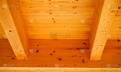 由木结构或木梁制成的木结构建筑