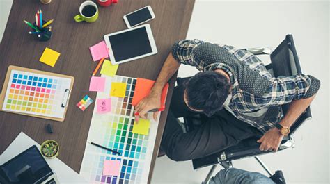 재무 그래프 차트를 읽는 사업가 색상 팔레트 인포그래픽 마케팅 데이터를 분석하는 계획 남자들은 사무실 책상에서 스마트폰 노트북을