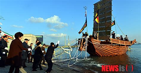 800년만의 복원 고려시대 물품 운반 조운선 출항