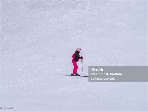 루마니아 프리딜 마운틴 리조트의 클라부셋 스키 로프에서 스키를 즐기는 스키어 겨울에 대한 스톡 사진 및 기타 이미지 겨울 겨울 스포츠 경관 Istock