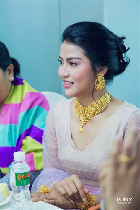 ရွှေရောင်နတ်သမီးလေး အသွင်နဲ့ စိန်ရွှေရတနာဆိုင် ဖွင့်ပွဲတက်ရောက်ခဲ့တဲ့