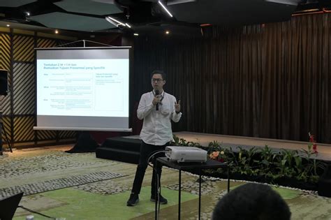 Training Smart Data Visualization For Business Presentation Batch 4 Meratus Line Presenta