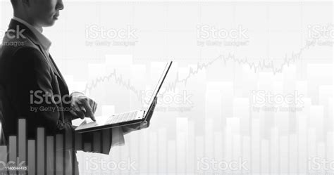 추상적인 재무 차트와 노트북을 사용 하 여 흑백 색상 배경에 주식 시장에 업 트렌드 라인 그래프와 비즈니스 남자의 와이드 스크린 개념에 대한 스톡 사진 및 기타 이미지