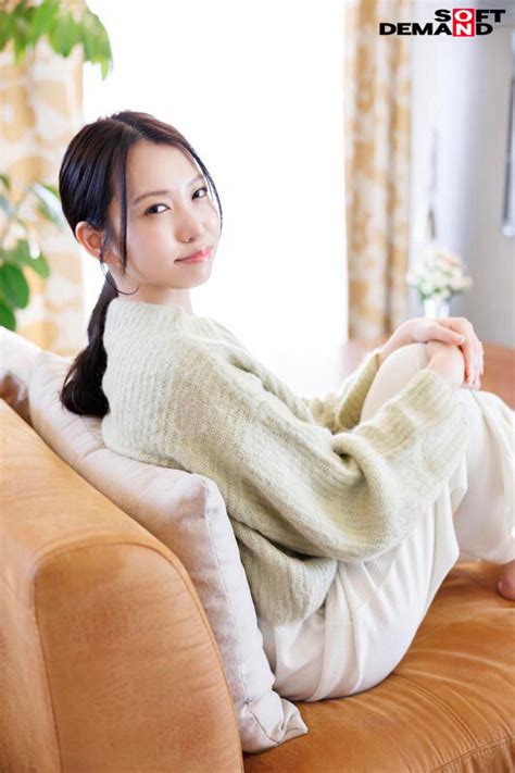 「绘画学校的火辣讲师」出道！在自家客厅超激烈sex… 金镂衣