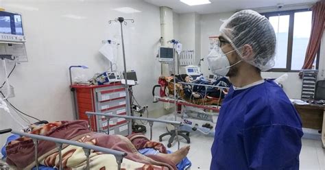 코로나19 환자 돌보는 이란 병원 간호사