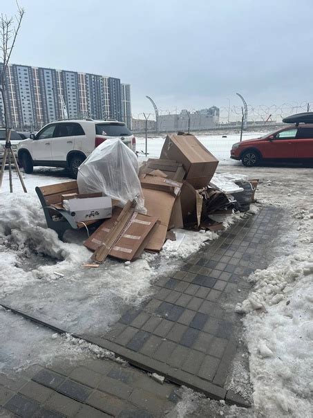 Уважаемые соседи Перед 12 и 13 парадной 8 дом устроили настоящую помойку и с каждым днем она