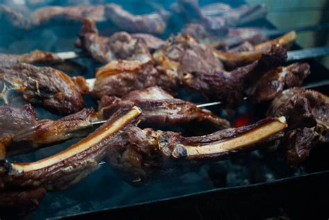 금속 꼬치에 바베큐를 만들기 바베큐에서 조리한 구운 고기 신선한 쇠고기 고기 꼬치 조각으로 잘라 전통 동양 요리 바베큐 숯과 불꽃 그릴 피크닉 길거리 음식 고기에 대한 스톡