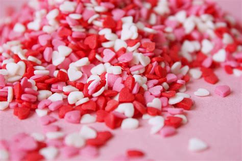 사탕 하트와 여러 가지 빛깔의 배경 핑크 화이트 레드 하트 사랑 시모블 사랑 발렌타인 데이입니다 작은 마음의 제비 플랫 텍스트공간을 복사합니다 2월에 대한 스톡 사진 및