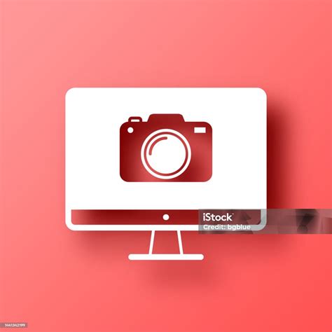 카메라가 있는 데스크톱 컴퓨터 그림자가 있는 빨간색 배경의 아이콘 가정용 캠코더에 대한 스톡 벡터 아트 및 기타 이미지