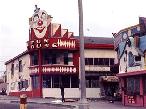 The Lady From Shanghai Crazy House — Reel Sf