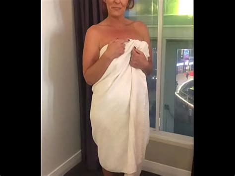 Amateur Wife Drops Towel XVIDEOS