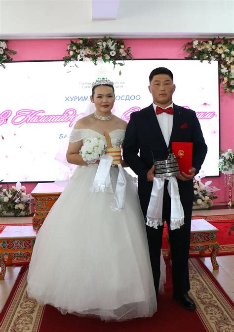 Чамд дурла гэж сэтгэл намайг хөтөлсөн Чамайг хайрла гэж хорвоо надад тушаасан Хамгаас илүү гэж