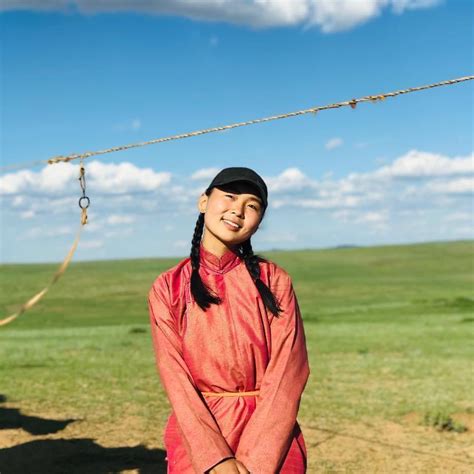 Дэгжин бүсгүй••