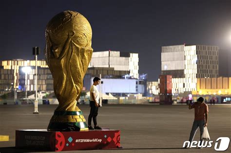 월드컵 우승트로피 앞에서 네이트 스포츠