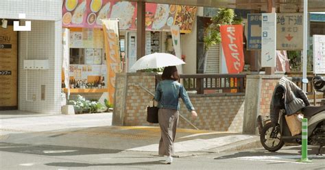 우산을 들고 길을 건너는 여자 사진 Unsplash의 무료 도시 이미지